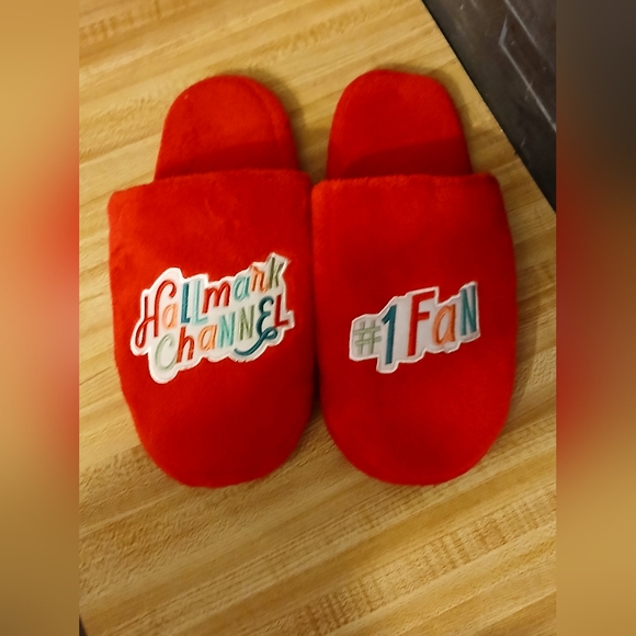 Hallmark | Accessories | Hallmark Euc Hallmark Channel Fan Slippers ...